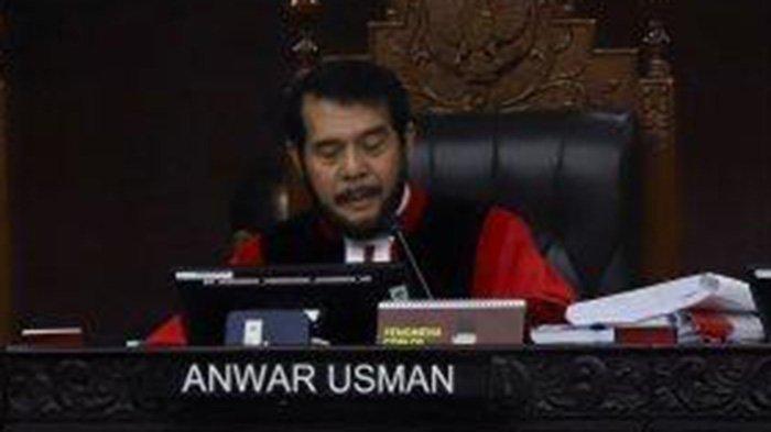 Ketua MK Anwar Usman yang juga Paman Gibran Rakabuming Tertawa Tahu ...