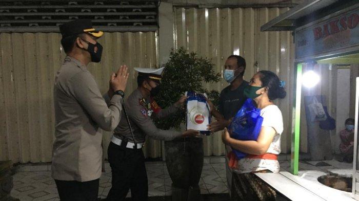 Ringankan Beban Pedagang Kecil, Kapolres Klungkung Bagikan Paket Sembako Saat PPKM Darurat ...