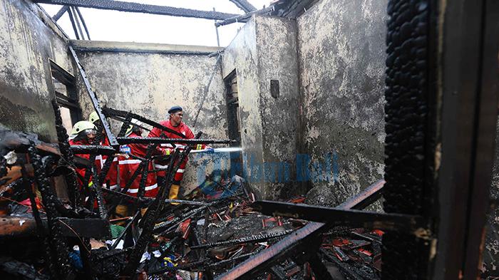 Amukan Api Hanya Sisakan Puing Bangunan Rumah AA Ngurah Kerta Negara ...