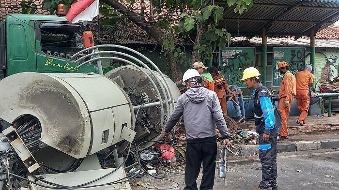 KECELAKAAN MAUT di Bekasi, Truk Tabrak Warga & Tiang Telekomunikasi 10 Korban Meninggal Dunia ...