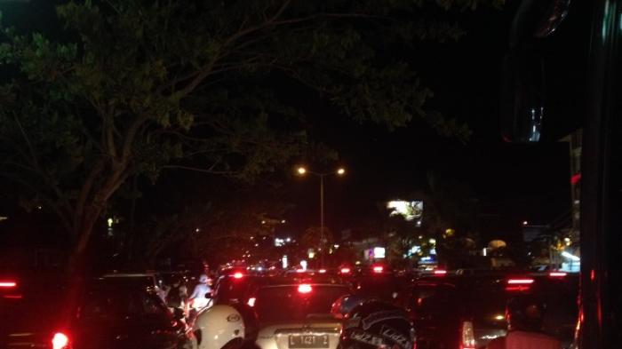 Padatnya Jalan Sunset Road Bali Sampai Malam - Tribun-bali.com