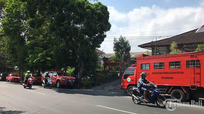 Terbatas Lahan, Kendaraan Operasional BPBD Tabanan Parkir di Bahu Jalan ...