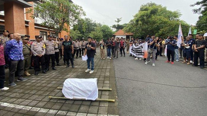 FSPM Demo Bawa Keranda ke Disnaker Bali, Buntut PHK Sepihak terhadap 6 ...