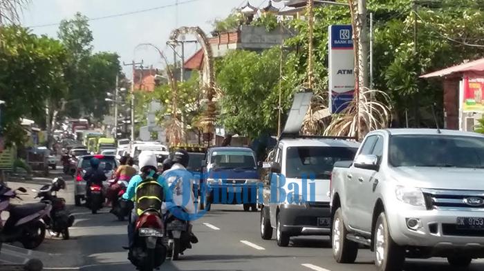 Jalan Trengguli Macet Parah, Kendaraan Roda Empat Dilarang Keras ...