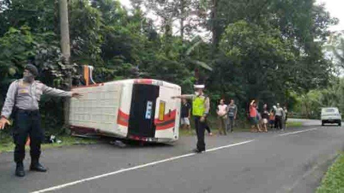 Hindari Kendaraan Lain Hingga Tabrak Tiang Listrik,Minibus Berpenumpang 5 Orang Terguling di ...