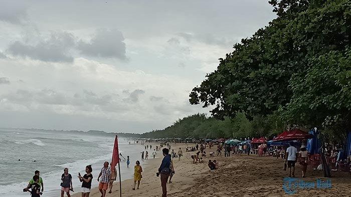 Ombak Pantai Kuta Naik Hingga Daratan, Balawista Badung Pasang Rambu ...