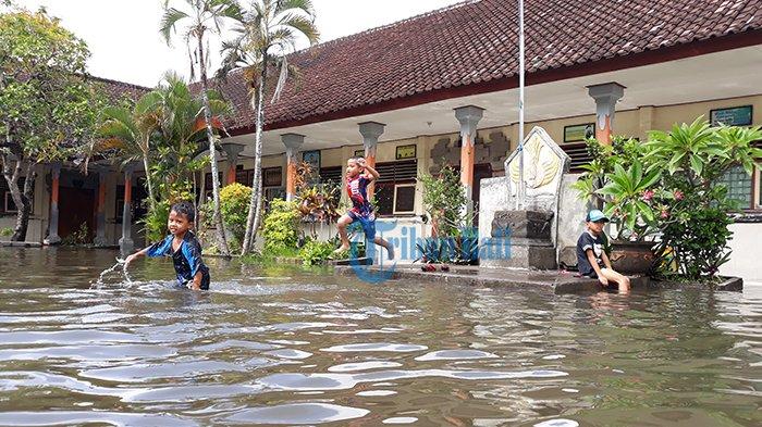 SD Negeri 6 Panjer Terendam Air Setinggi 80 Cm, Murid Dipulangkan Lebih ...