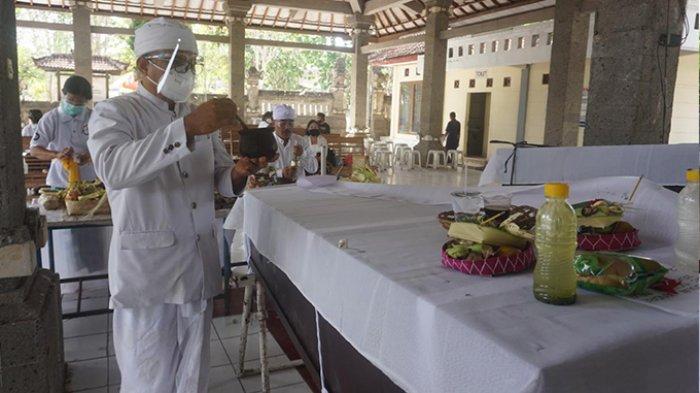 30 Jenazah Terlantar Dikremasi oleh RSUP Sanglah, Dilanjutkan Prosesi Nganyut ke Segara - Tribun ...