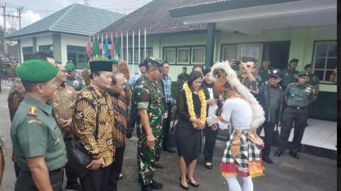 Tarian Kecak dan Hanoman Sambut Kedatangan Komisi I DPR RI, Mayjen ...