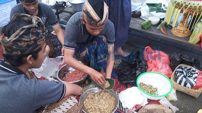 Meebat Ngelawar, Tradisi Menyama Braya di Bali Yang Menggembirakan - Tribun-bali.com