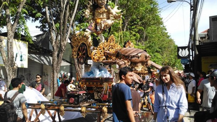 Lomba Ogoh Ogoh Di Desa Adat Kuta Dinilai Oleh Wisatawan Mancanegara