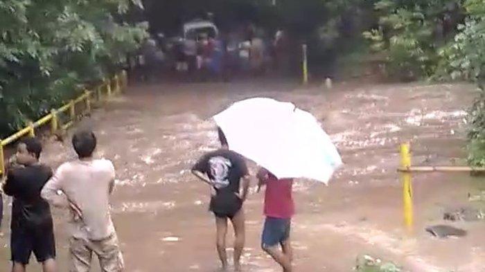 Banjir Bandang di Kecamatan Karangasem, Air Sungai Meluap Hingga Jalan Raya - Tribun-bali.com
