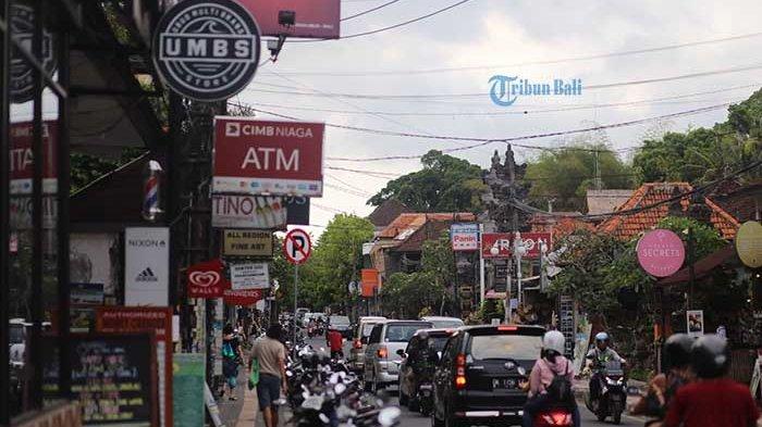 Motor Berjejer di Tanda Larangan Parkir di Jalan Raya Ubud - Tribun ...