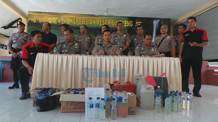 95 Liter Arak Bali dan 10 Botol Gwan Gwan Hoo Disita Polres Buleleng ...