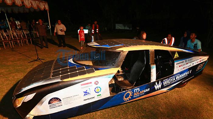 Mobil Listrik Tenaga Surya Ini Terpaksa Diangkut Trailler Menuju ...