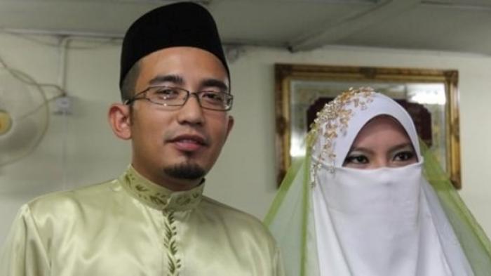 Walaupun Gaji Kecil, Ustaz Mohd Razis Ismail Punya Istri Warga Asing ...