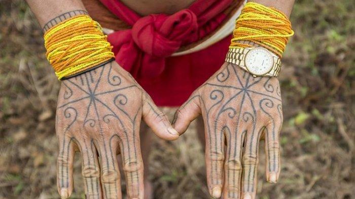 Mengenal Seni Rajah Tertua di Dunia, Tato Mentawai Sebagai Identitas ...