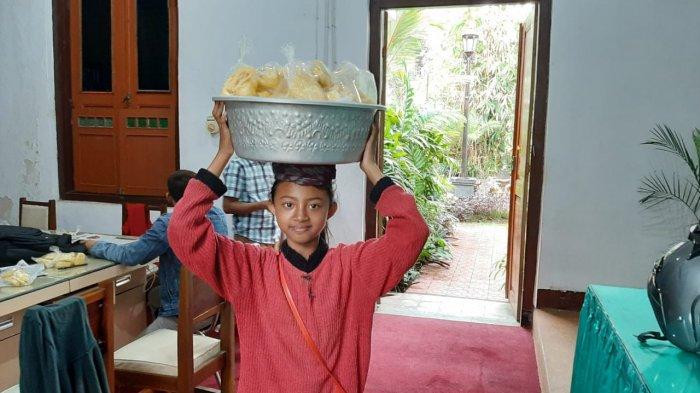 Jeni Ari Setiap Hari Berkeliling Kantor Jajakan Buah Nangka, Bercita ...