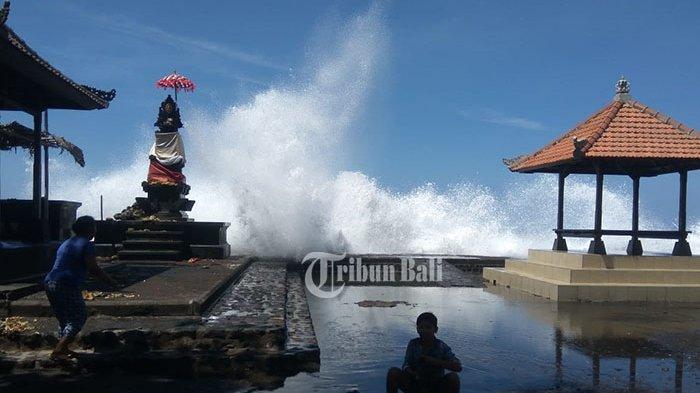 Banjir Rob Genangi Warung Warga di Pantai Lebih Gianyar, Pusat Didesak Bangun Terowongan ...