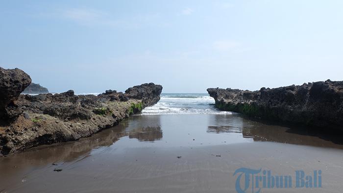 Legenda Kebo Iwa di Pantai Soka Tabanan, Uniknya Karang Menyerupai ...
