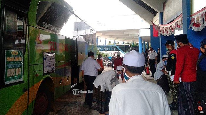 163 Santri dari Situbondo Tiba di Terminal Mengwi, Jalani Pemeriksaan ...