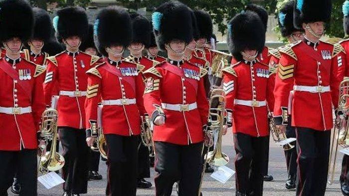 Topi Pasukan Kerajaan Inggris Harus Sepanjang 46 Cm, Ini Alasannya ...