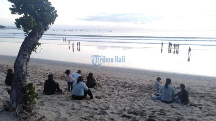 Pedagang Tisu di Pantai Kuta Bali Viral, Pecalang Desa Adat Kuta Ambil Langkah Sigap - Tribun ...