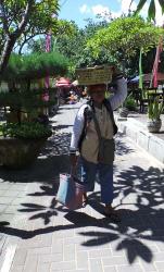 Persaingan Pedagang Asongan di Pantai Sanur Ketat - Tribun-bali.com