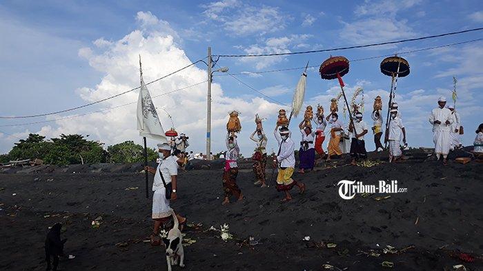 Melasti Sebelum Nyepi, Ini Maknanya Dalam Hindu Bali - Tribun-bali.com