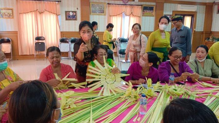 Tingkatkan Pemahaman Makna Upakara, Ny. Sagung Antari Jaya Negara Buka ...