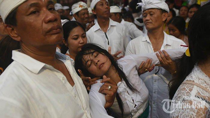 Kerauhan dan Kerasukan, Apa Perbedaannya Dalam Hindu Bali? - Tribun ...