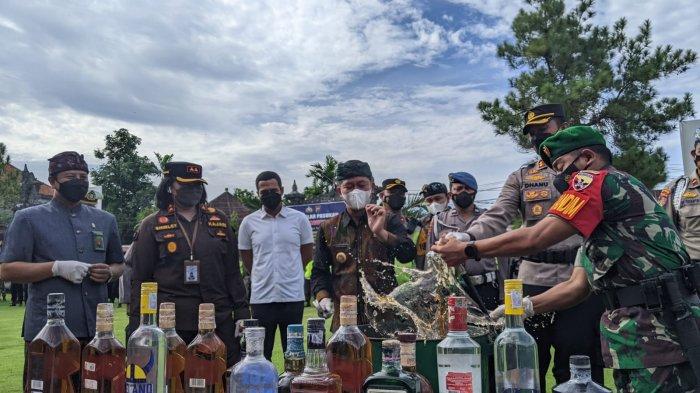Jelang Tahun Baru, Polres Klungkung Musnahkan Puluhan Botol Miras Hasil Sitaan Selama 2021 ...