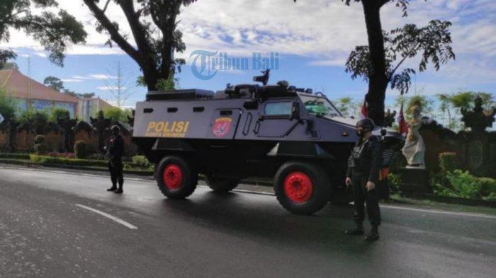Pasukan Gegana dan Rantis Brimob Polda Bali Terjun Amankan Distribusi Vaksin Covid-19 di Bali ...