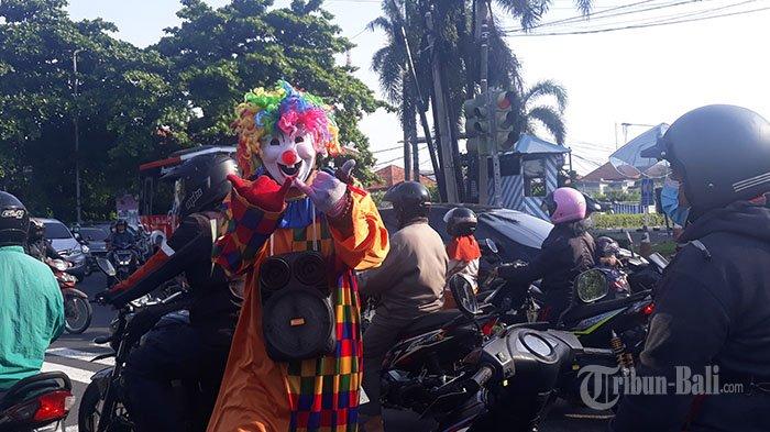 Pengamen Badut Menjamur di Jalanan Kota Denpasar, Hampiri Pengendara Sembari Berjoget-joget ...