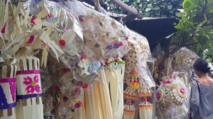 Perlengkapan Penjor Galungan di Pasar Ketapian Mulai Diserbu, Sampian ...