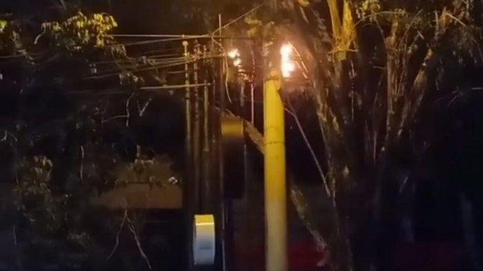 Percikan Api Muncul di Kabel dan Tiang Penyangga di Jalan Merdeka ...