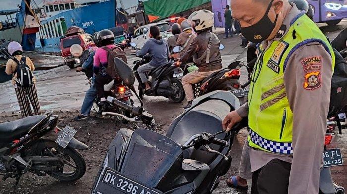 Kecelakaan Mudik 2022, Pengendara Motor Kecebur Di Dermaga Gilimanuk - Tribun-bali.com
