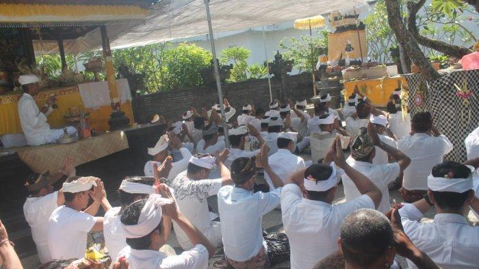 Tahanan Lapas Kerobokan Sembahyang Kuningan di Pura Padma Sari - Tribun ...