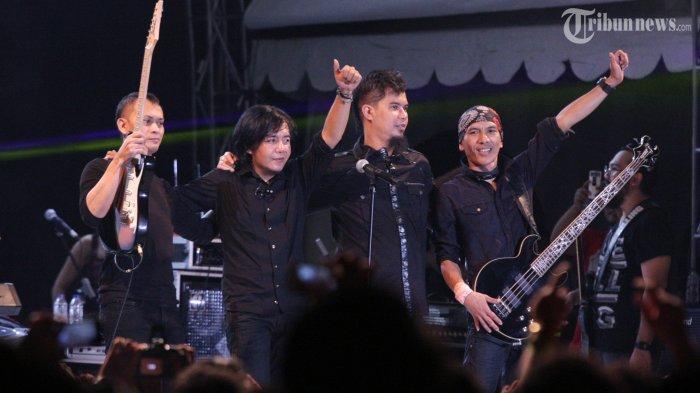 GRATIS! Band Legendaris Dewa 19 Konser di Lapangan Renon, Dihadiri ...