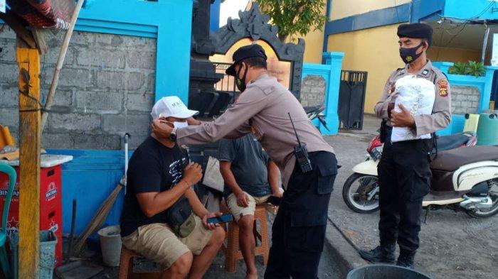 Pertahankan Zona Hijau, Personel Polsek Nusa Penida Bagi-bagi Masker Gratis di Pelabuhan Banjar ...