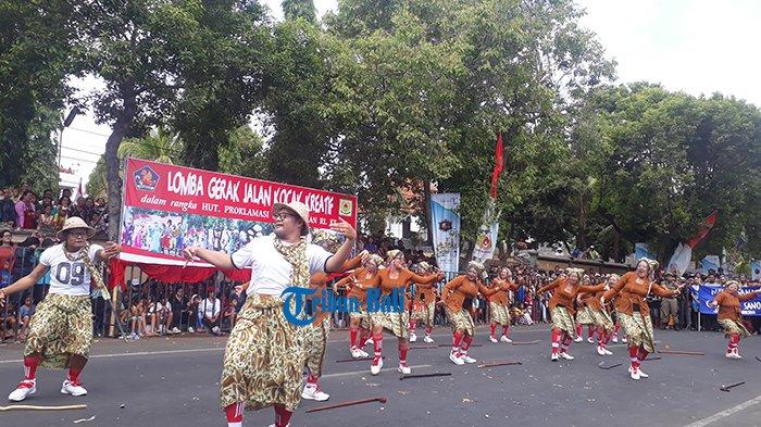 Gerak Jalan Kocak Kreatif di Singaraja, Warga Terhibur - Tribun-bali.com