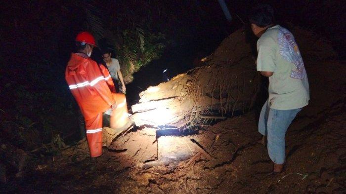 Longsor dan Pohon Tumbang Tutup Akses Jalan Menuju Pura Beji Karangasem - Tribun-bali.com