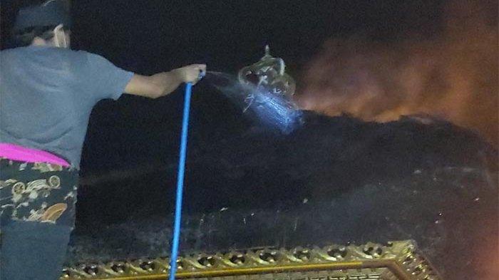 Sedang Mekemit, Wayan Sudarma Dikagetkan Munculnya Kepulan Asap di ...