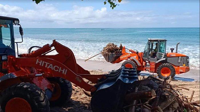 Kayu dan Ranting Dominasi Sampah Kiriman di Pantai Kuta Bali - Tribun ...