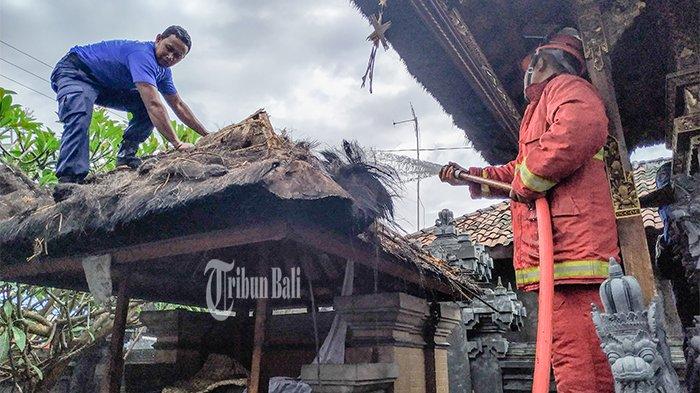 Kepulan Asap Muncul di Atas Pelinggih, Atap Pelinggih Ratu Gede Hangus ...