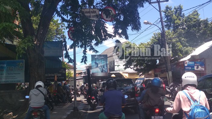 Pohon Rimbun Tutupi Rambu Lalu Lintas di Pasar Sanglah Denpasar ...