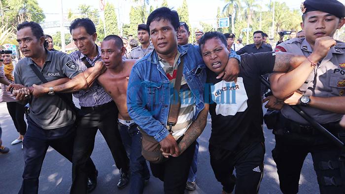 Begini Ratusan Anggota 2 Ormas Persis Seperti Mau Perang, Sudana: Saya ...