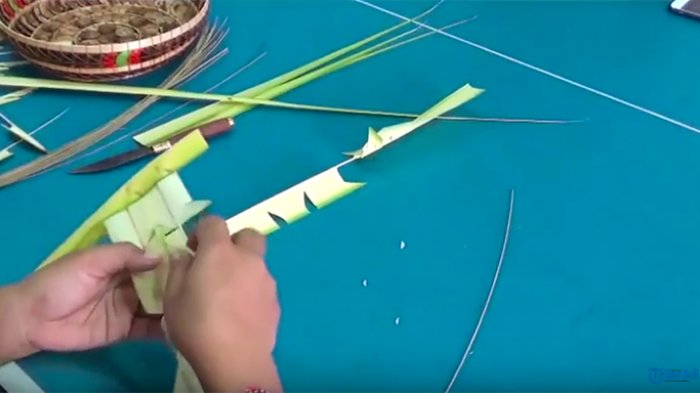 Cara Membuat Lamak Atau Ceniga dari Janur Kuning untuk Hari Raya ...