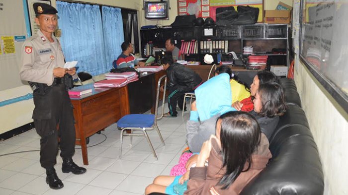 Gerebek Salon Esek-esek di Kebo Iwa Utara! Polisi Amankan Pemilik dan Pelanggan! - Tribun-bali.com