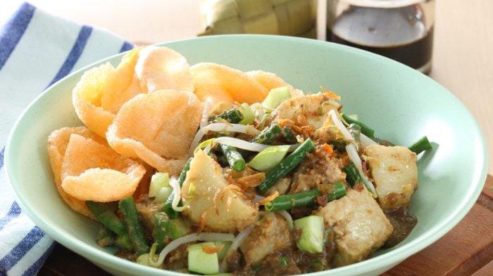 Resep Tipat Cantok Khas Bali, Makan Siang Enak dengan Taburan Bumbu ...